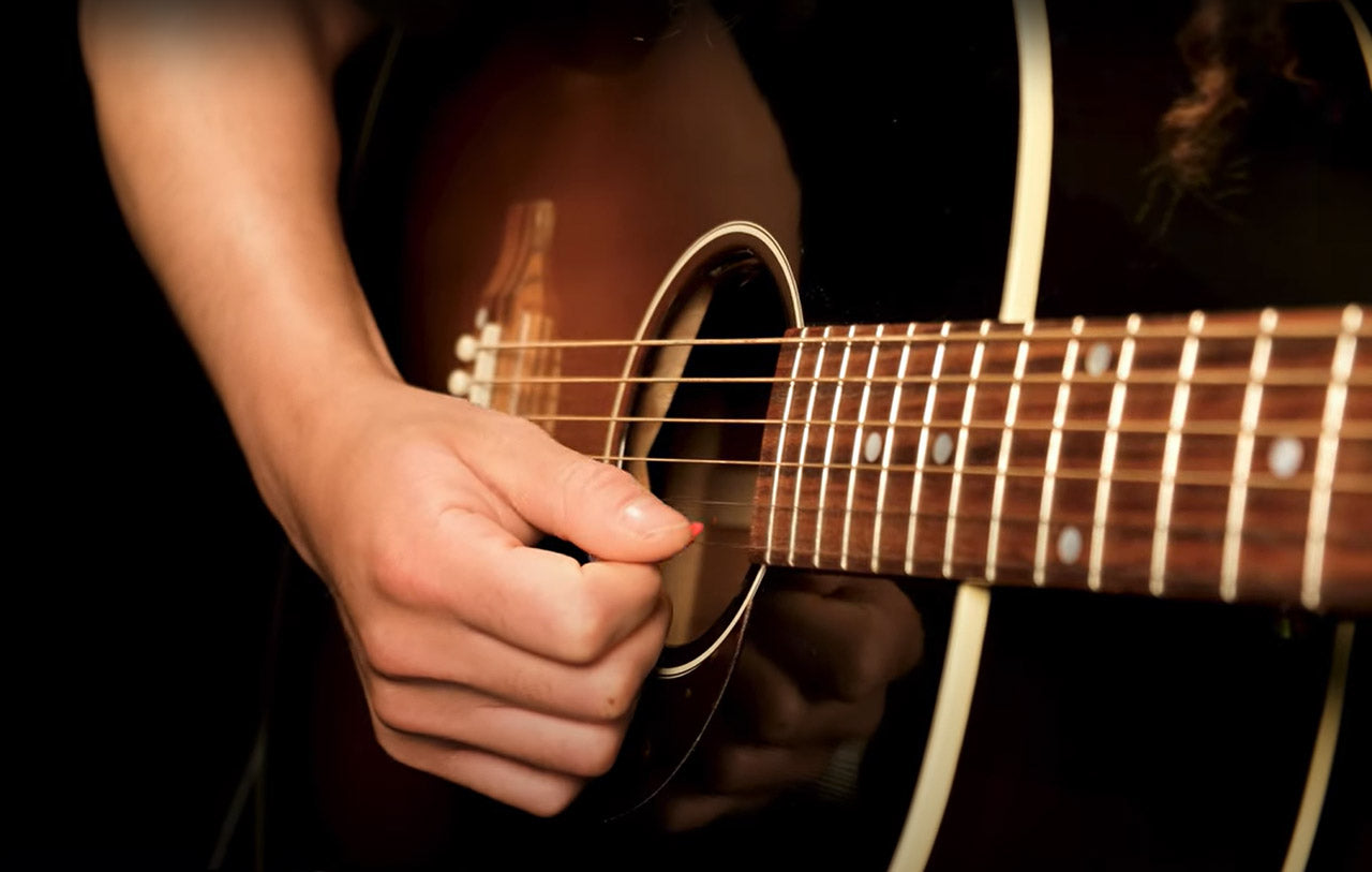 Video: How do I hold a guitar pick properly? - Gibson Gazette