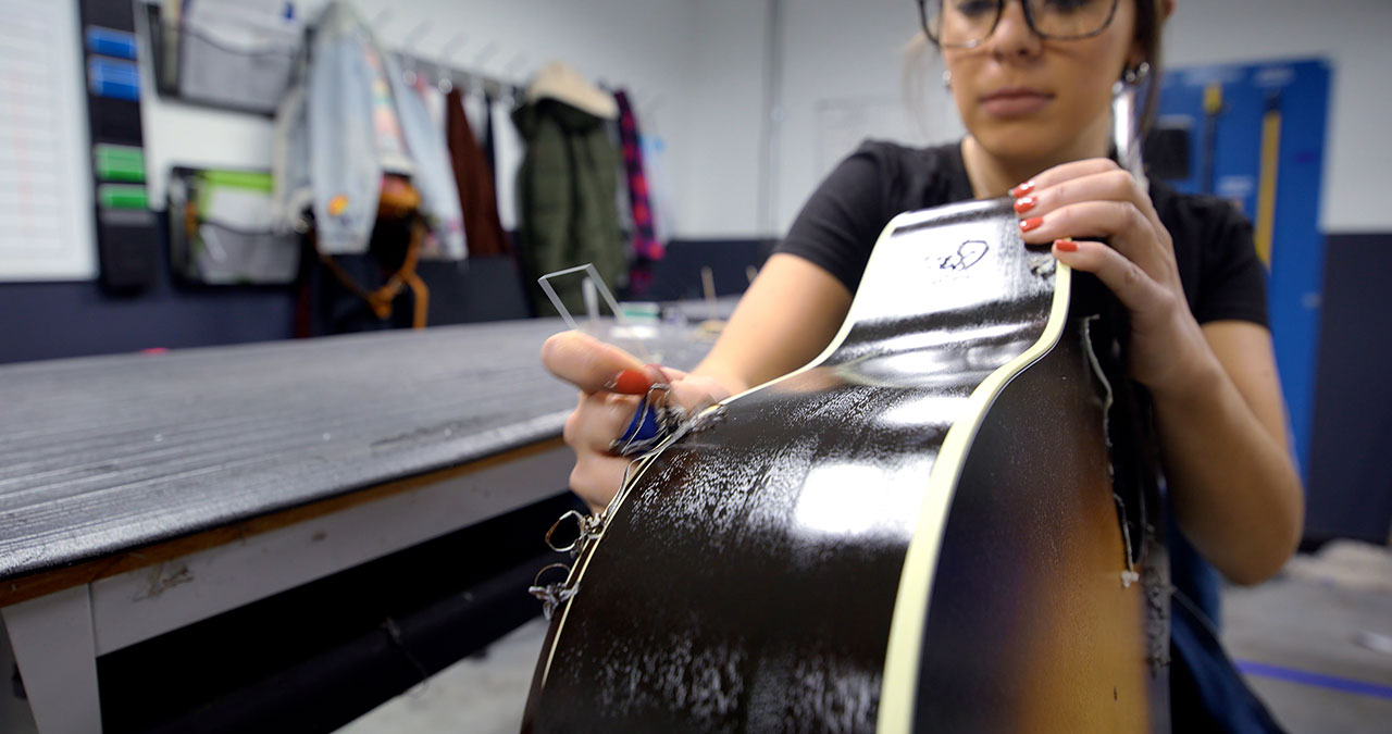 Video: binding scraping on Gibson acoustic guitars - Gibson Gazette